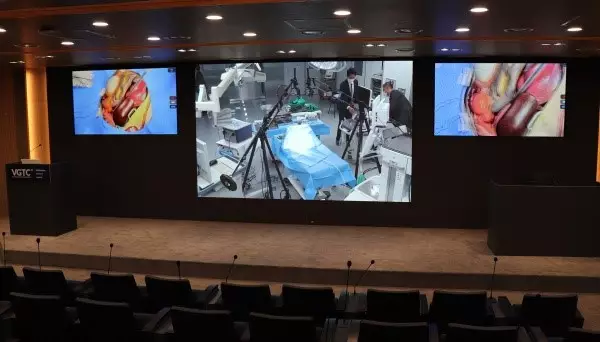 'Surgery & Ultrasound while simultaneously watching 3D demonstration ...